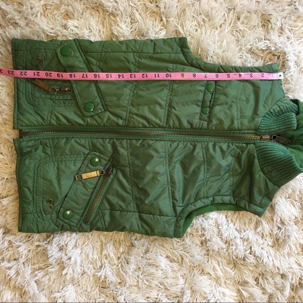 Green Puffer Vest With Detachable Hood. - Gem